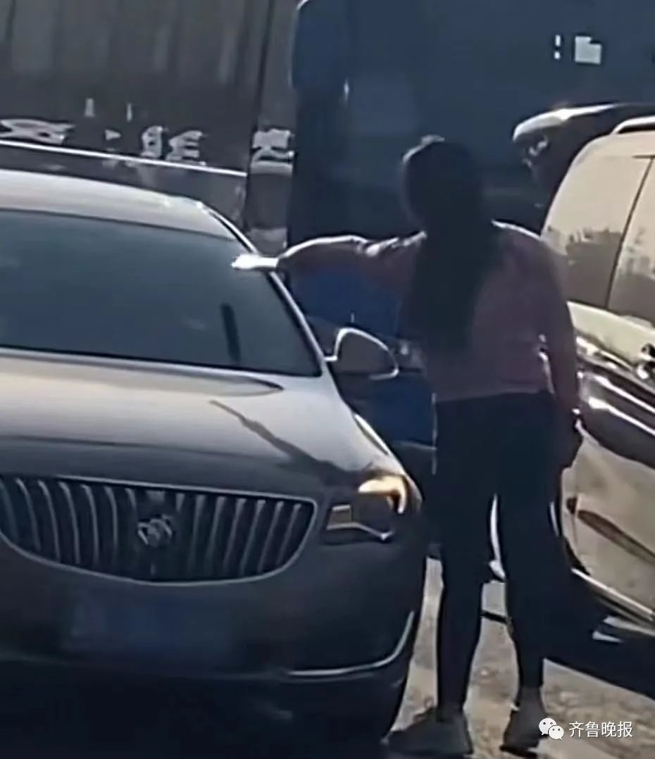 疑被别车孩子受惊吓,济南一女子怒“砸”对方车 澎湃号·媒体 澎湃新闻 The Paper