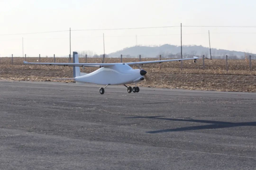RX4E四座电动飞机缩比模型机自由飞试验首飞成功_澎湃号·媒体_澎湃新闻-The Paper