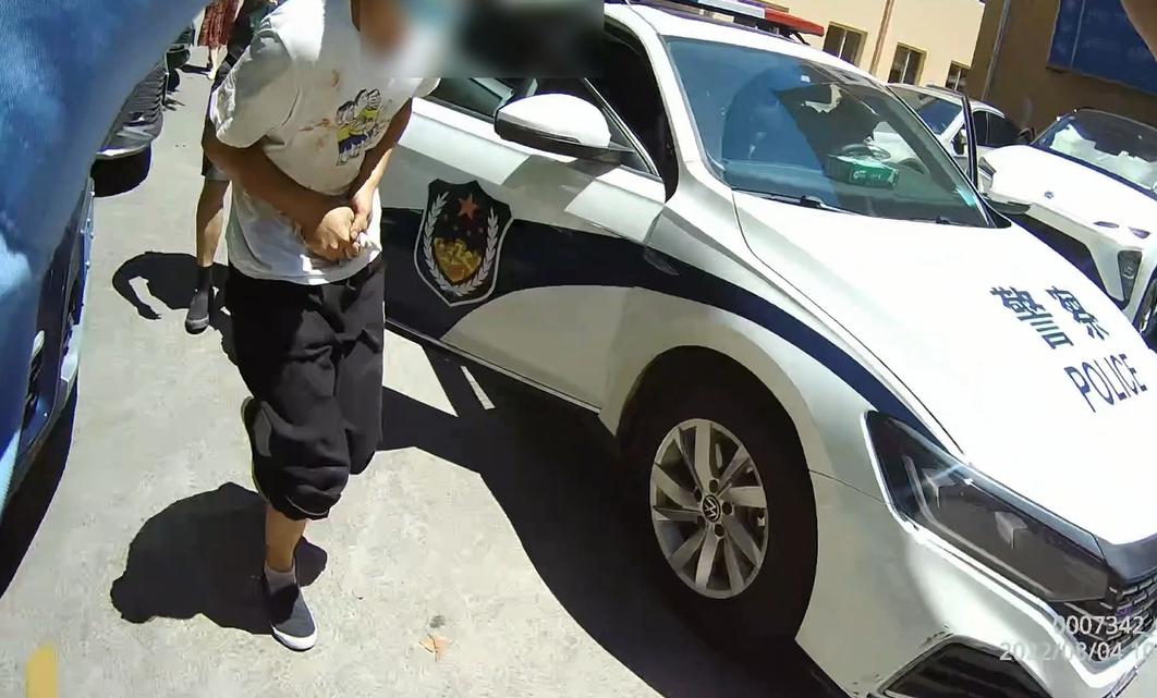 惊险！男子不慎弄断手指，杨浦交警紧急送医！澎湃号·政务澎湃新闻 The Paper