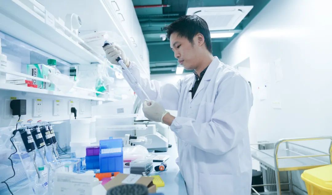 双语深圳 | Singaporean scientist at SZ Bay lab 新加坡科学家…