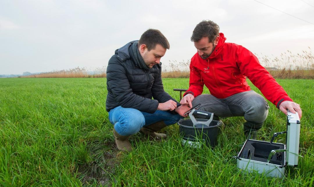 知耕Tech｜光谱+机器学习赋能土壤精准化管理，便携式土壤检测工具一键实现80次扫描
