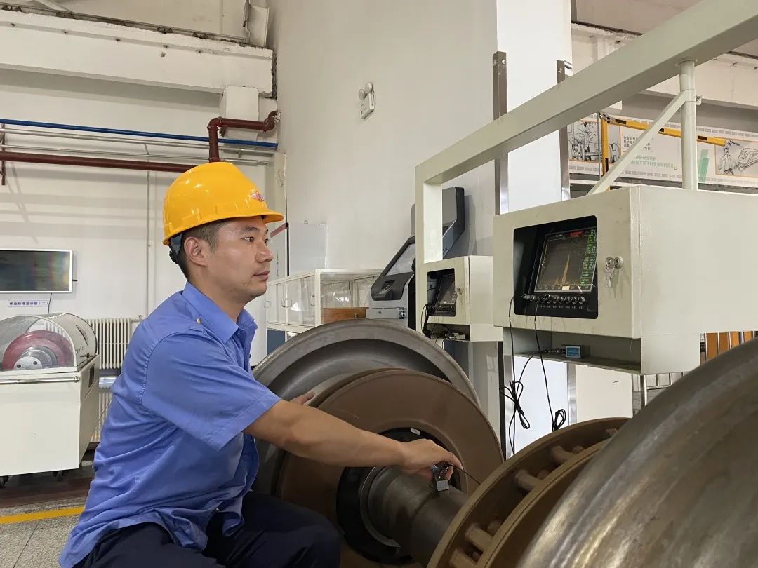 头回见！火车这样做保养！_澎湃号·政务_澎湃新闻-The Paper