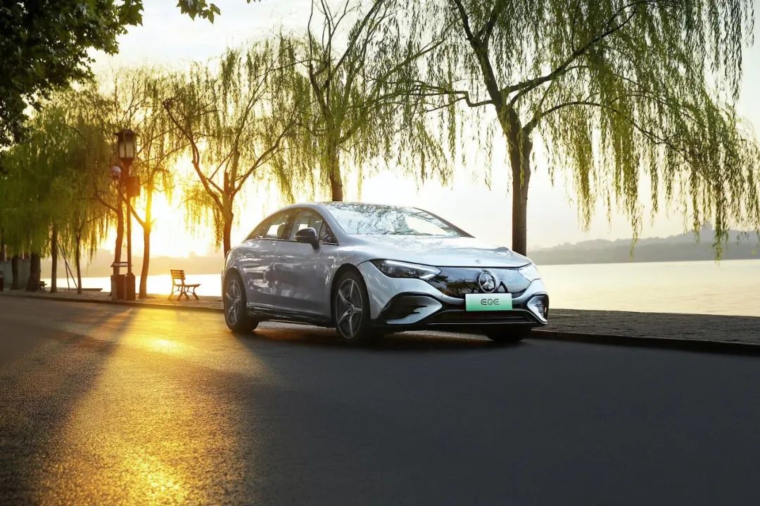 和奔驰全新EQE独处在秋天：松弛感，在当下_澎湃号·媒体_澎湃新闻-The Paper