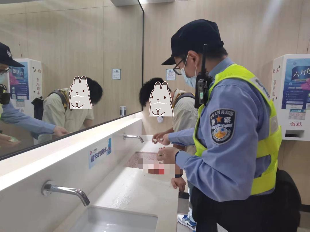 乘客地铁站内大口吐血，竟是因为澎湃号·政务澎湃新闻 The Paper