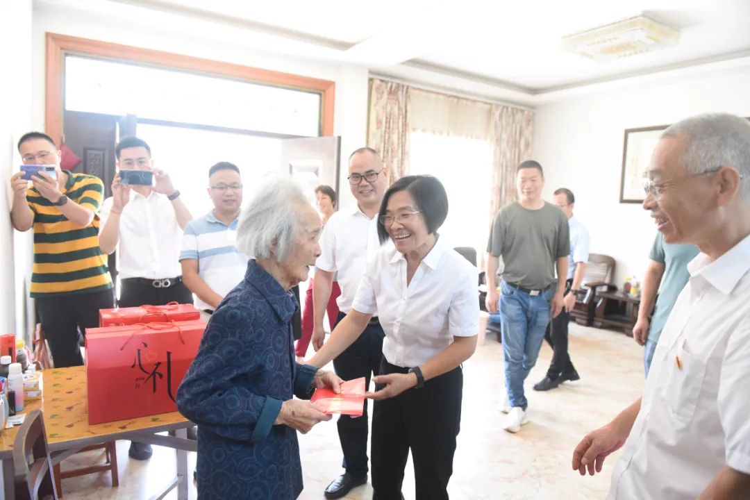 心系桑榆晚 浓浓敬老情 | 县四套班子领导走访慰问百岁老人_澎湃号·政务_澎湃新闻-The Paper