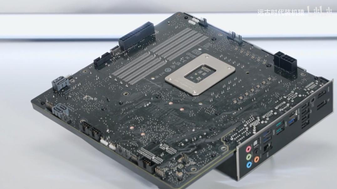 把连线接口全放在主板背面，拥有百万粉的UP主为啥这么干？