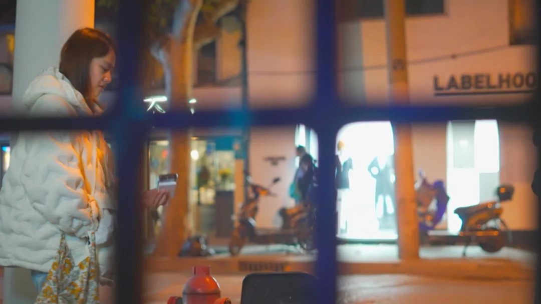 stooping，城市里的年轻人爱上凌晨上街捡垃圾？_澎湃号·湃客_澎湃新闻-The Paper