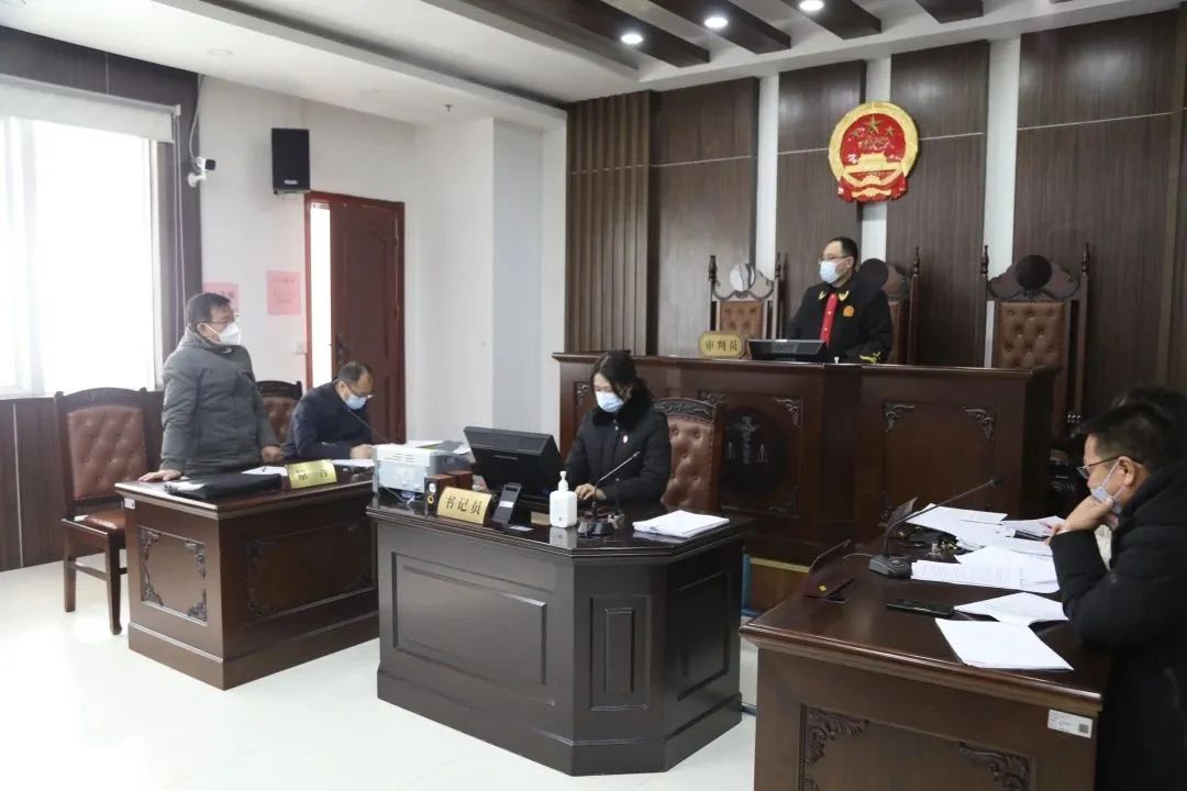 嚣张:法庭上抄起圆凳砸向被告 法院:扰乱法庭秩序罚10000元澎湃号·政务澎湃新闻 The Paper