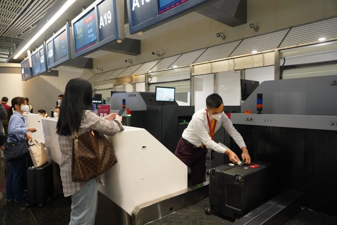 相遇狮城丨海口美兰国际机场恢复海口=新加坡客运航线_澎湃号·政务_澎湃新闻-The Paper