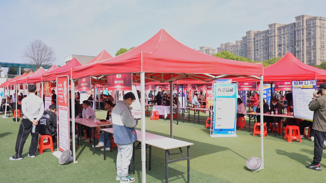 雨花区举办高校毕业生就业服务季活动启动仪式暨大型现场招聘会_澎湃号·政务_澎湃新闻-The Paper