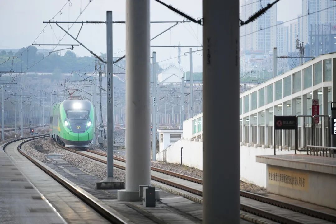 首发中老铁路国际旅客的发车人，原来是她！_澎湃号·政务_澎湃新闻-The Paper