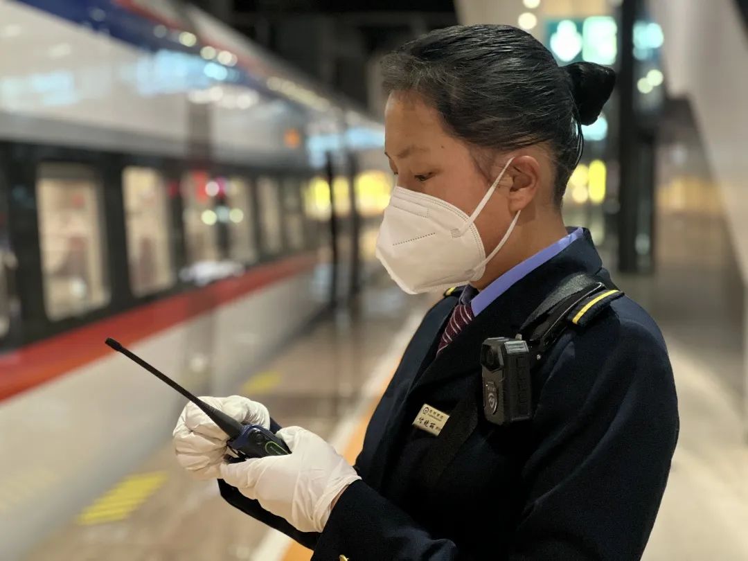 首发中老铁路国际旅客的发车人，原来是她！_澎湃号·政务_澎湃新闻-The Paper