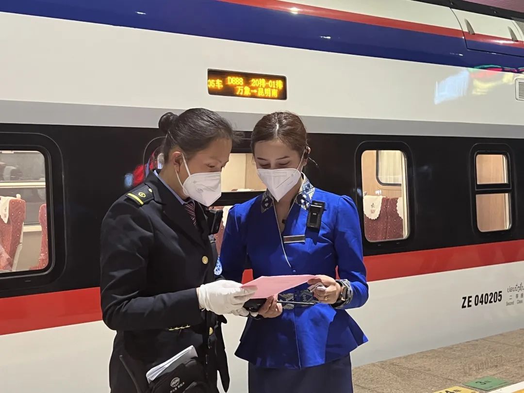首发中老铁路国际旅客的发车人，原来是她！_澎湃号·政务_澎湃新闻-The Paper