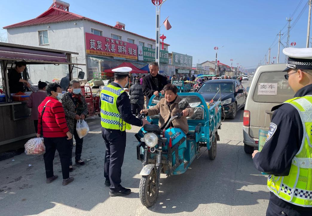 大街小巷、乡镇村屯，他们用坚守诠释“最美景色” | 节日在岗_澎湃号·政务_澎湃新闻-The Paper