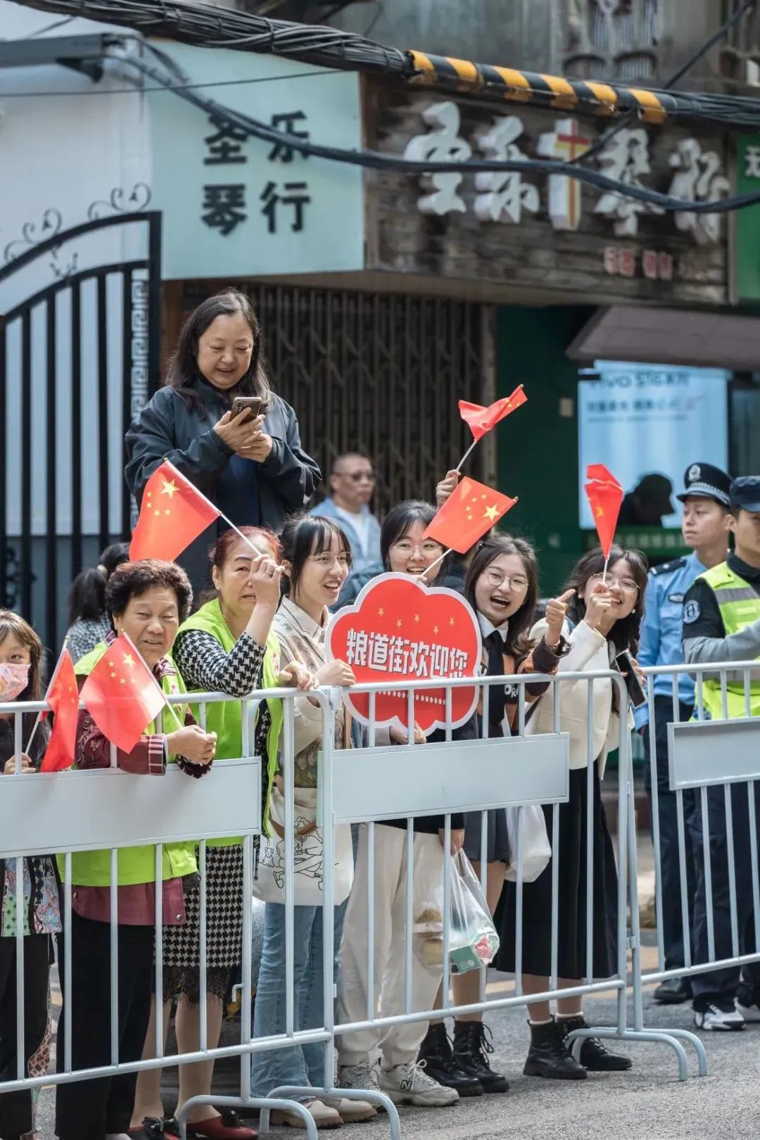 21.0975！1800！全武昌沸腾了_澎湃号·政务_澎湃新闻-The Paper