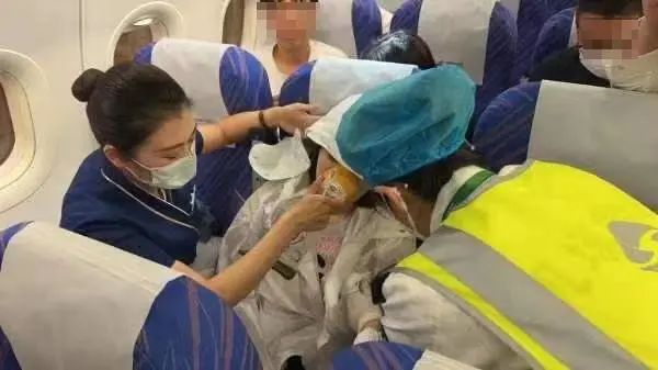 万米高空旅客突然呼吸困难,南航紧急备降上海浦东机场澎湃号·政务澎湃新闻 The Paper