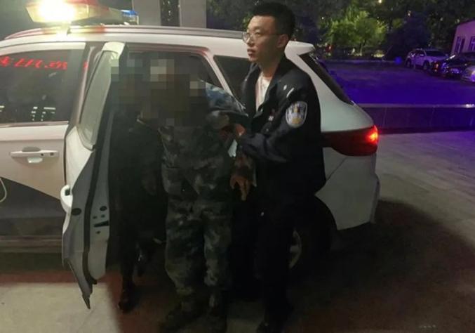 老人深夜倒在街头口吐白沫，危急时刻他们来了！澎湃号·政务澎湃新闻 The Paper