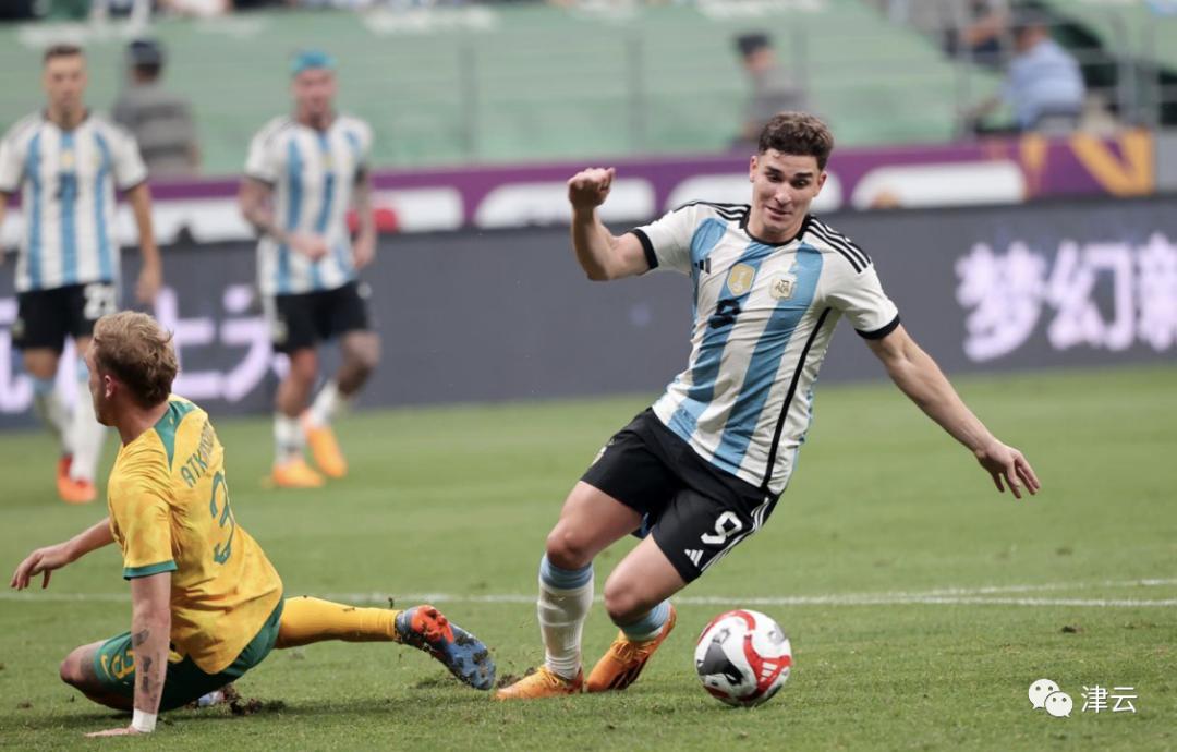 球迷看美了！不敬酒的梅西，很敬业！_澎湃号·媒体_澎湃新闻-The Paper