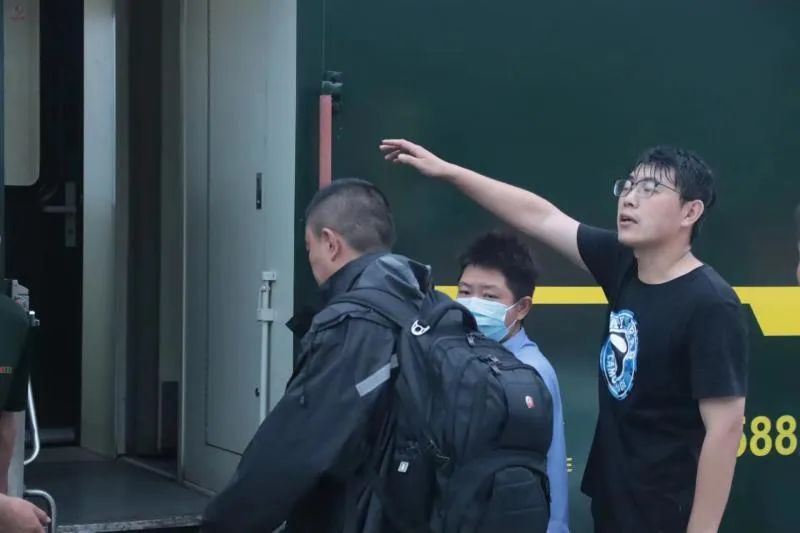 被困2天2夜，K396首批328名乘客抵达北京丰台站_澎湃号·媒体_澎湃新闻-The Paper