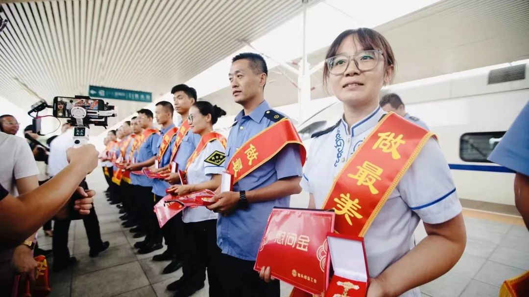 包头市总工会慰问K396次列车乘务组_澎湃号·媒体_澎湃新闻-The Paper