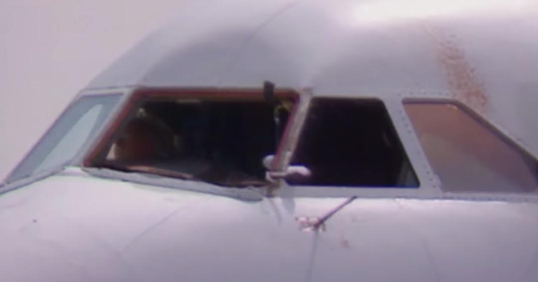 飞着飞着，窗户没了，机长被吸出去了_澎湃号·湃客_澎湃新闻-The Paper