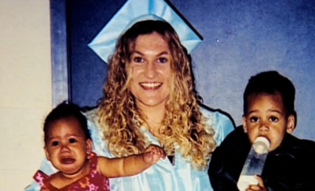 女子去检查身上的胎记，却发现那是她的双胞胎姐妹