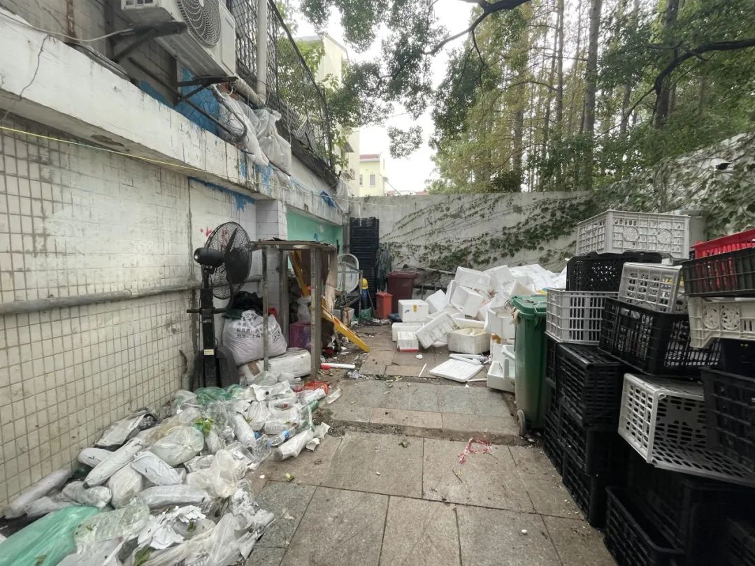 紧邻居民楼 生鲜市场乱堆杂物异味重 怎么办 找 城管社区工作室