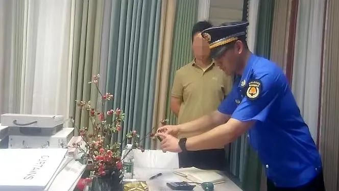 【以案释法】从一块广告牌寻迹“住宅楼窗帘店”……城管执法依法查处_澎湃号·政务_澎湃新闻-The Paper