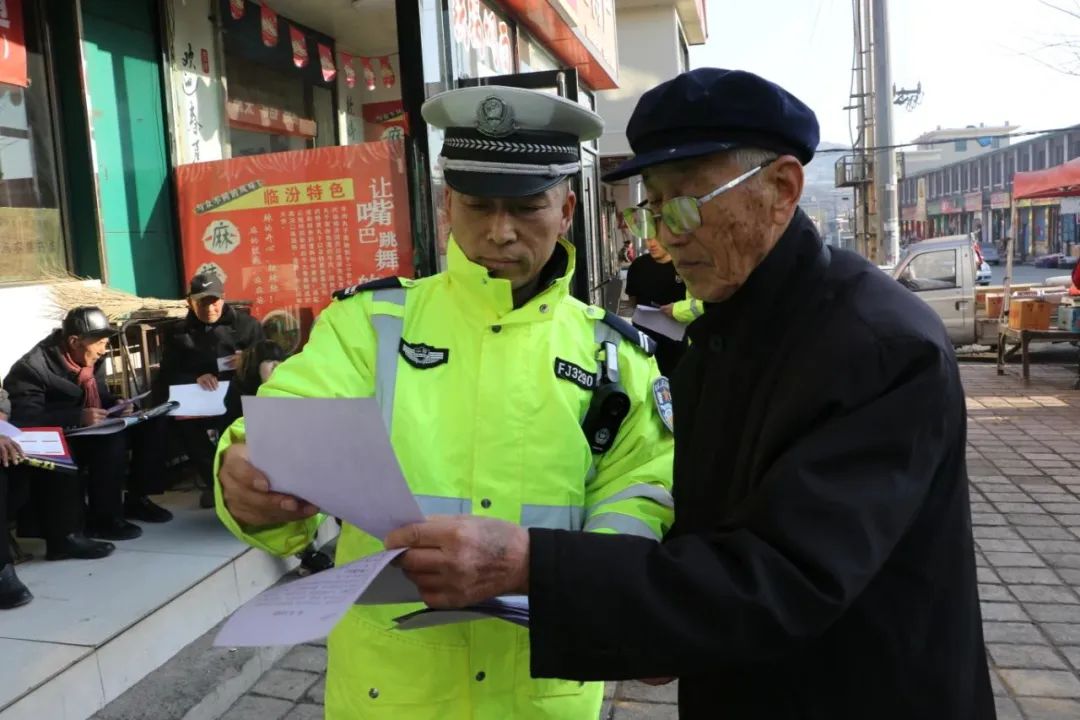 一老一小|吕梁公安交警精准宣传 助力老人安全出行_澎湃号·政务_澎湃新闻-The Paper