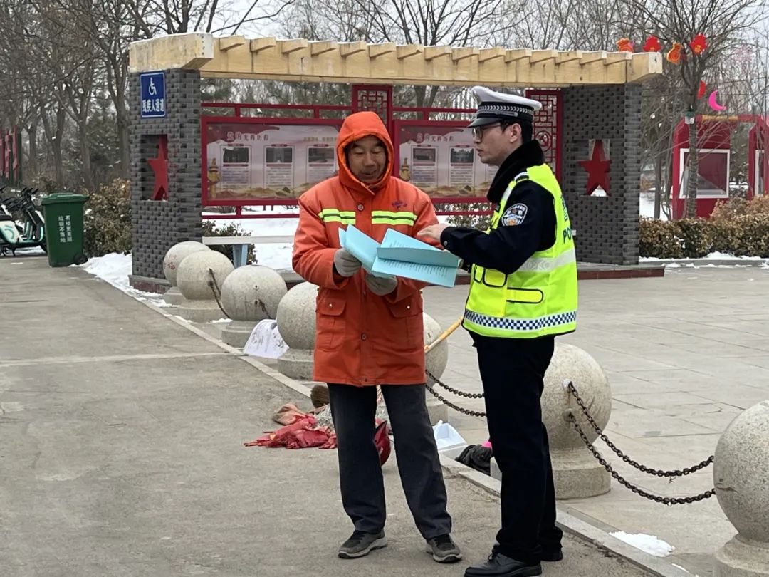 一老一小|吕梁公安交警精准宣传 助力老人安全出行_澎湃号·政务_澎湃新闻-The Paper