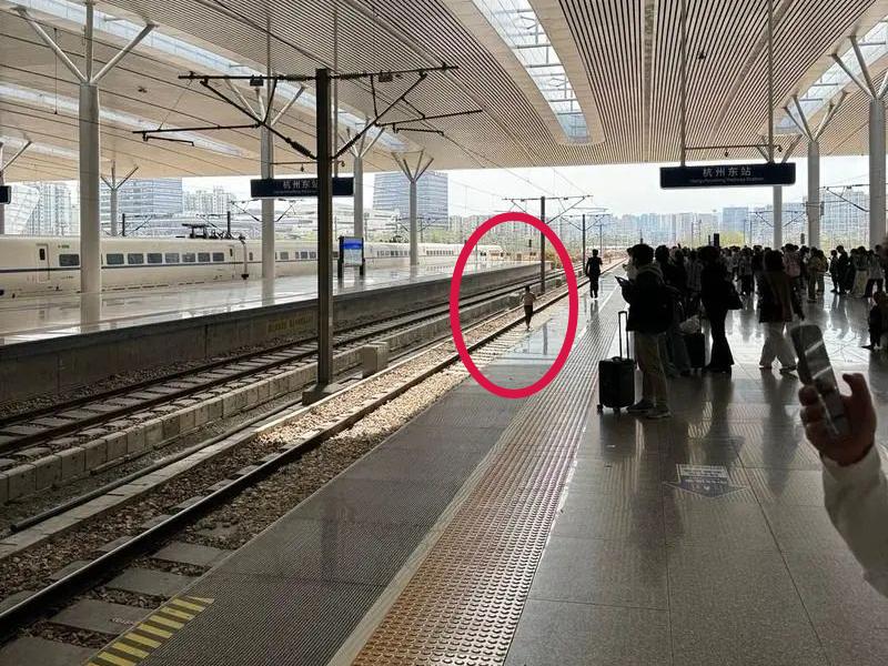 惊！有人突然跳下站台，在轨道奔跑！警方介入→
