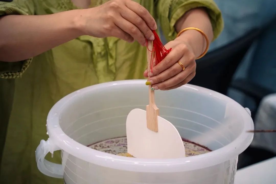 10秒制作出独一无二属于你的古风艺术品，“漆扇”究竟是什么来头？_澎湃号·政务_澎湃新闻-The Paper