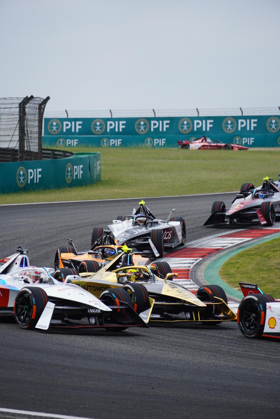 【体育】FE上海站第一轮正赛打响，带你一睹赛场盛况→_澎湃号·媒体_澎湃新闻-The Paper