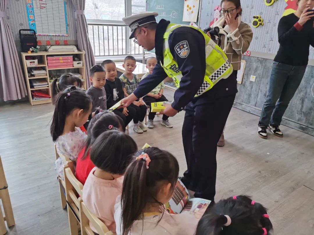 交通安全伴成长 平安六一“警”相随_澎湃号·政务_澎湃新闻-The Paper