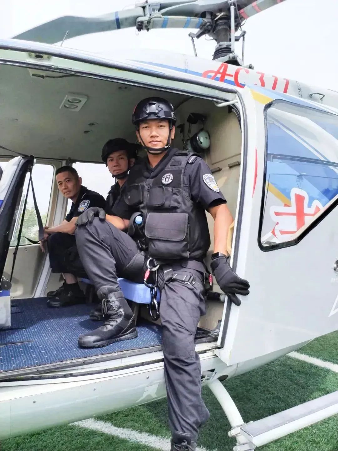 “吉祥鸟”AC311助力吉安特警空中索降训练_澎湃号·政务_澎湃新闻-The Paper