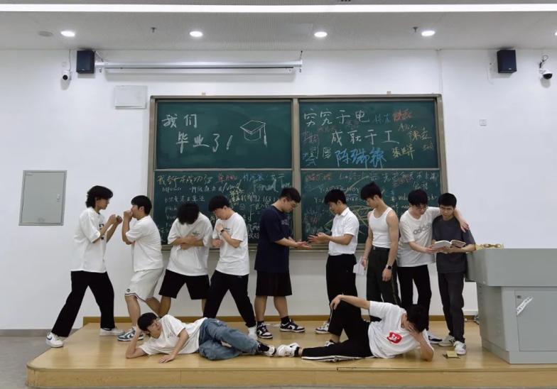 这些毕业照，看着看着就哭了…_澎湃号·湃客_澎湃新闻-The Paper