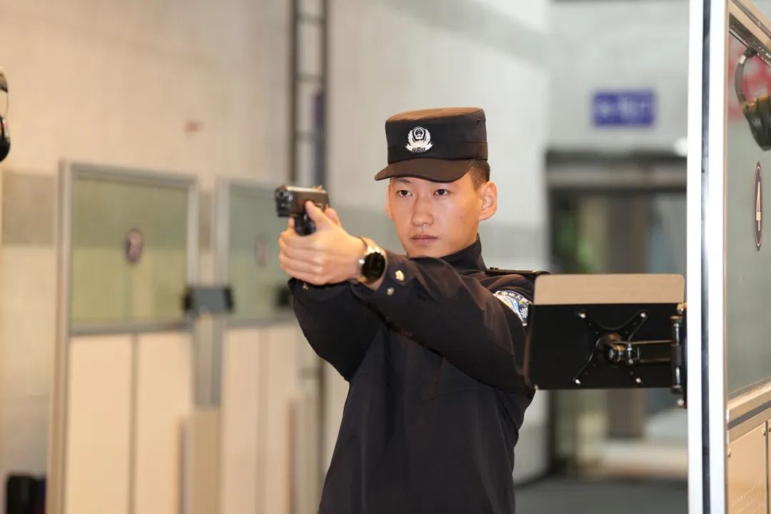 真枪实弹！火力全开！直击渭南公安射击训练现场！澎湃号·政务澎湃新闻 The Paper 6257