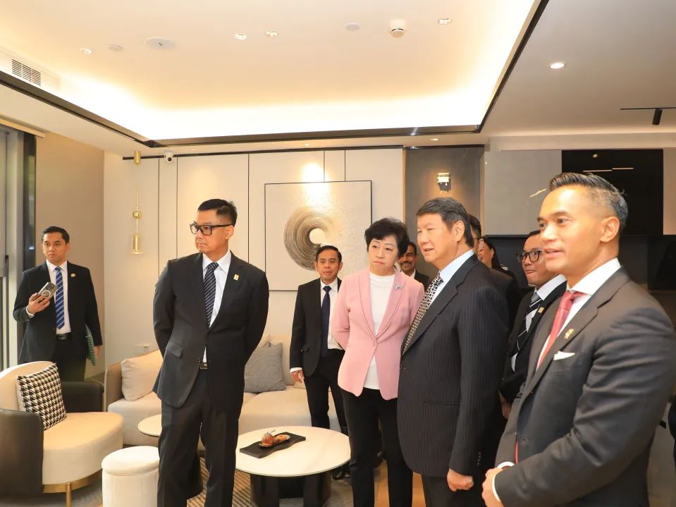 孙英与印度尼西亚住房工作组主席、阿萨里集团创始人哈希姆座谈交流