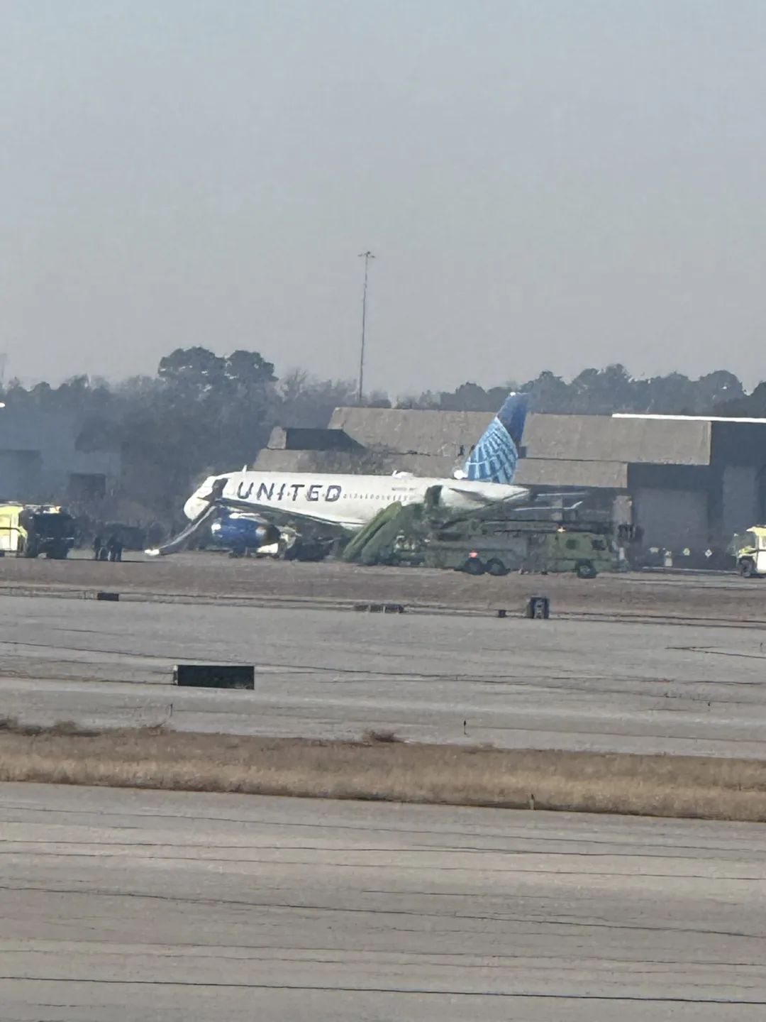 冒出火焰！美客机起飞时发动机突发起火！