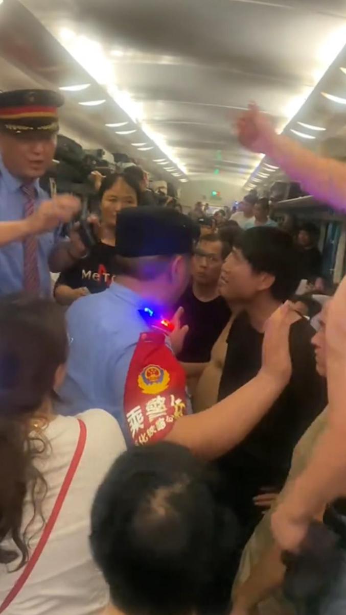 列车停运3小时，乘客难忍闷热破窗通风，算紧急避险吗？_澎湃号·政务_澎湃新闻-The Paper