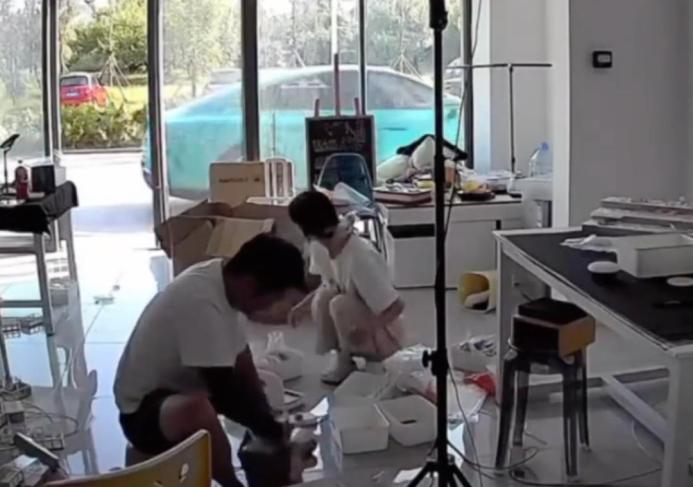 小米回应“停在门口的SU7汽车突然自己开走”并致歉：是一台iPhone 15 Pro Max发出泊…_澎湃号·媒体_澎湃新闻-The Paper