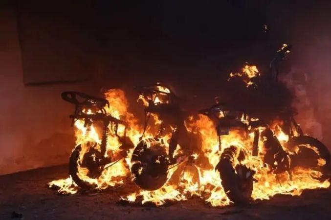 仅仅30秒，男子全身烧伤90%！别再这样充电！_澎湃号·政务_澎湃新闻-The Paper