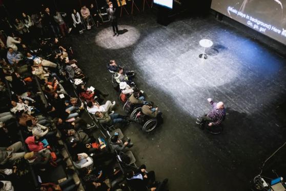 Garry Robson：残障艺术家不需要扮演一个被人怜悯的角色_澎湃号·湃客_澎湃新闻-The Paper