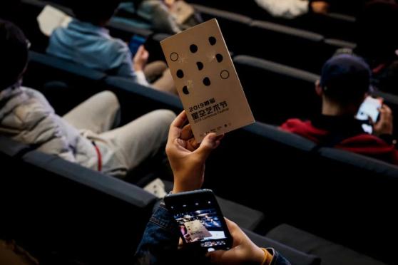 Garry Robson：残障艺术家不需要扮演一个被人怜悯的角色_澎湃号·湃客_澎湃新闻-The Paper